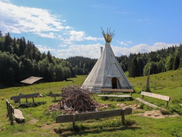 Hôtel, bar, restaurant insolite sous tipis en Savoie - Village Tipi